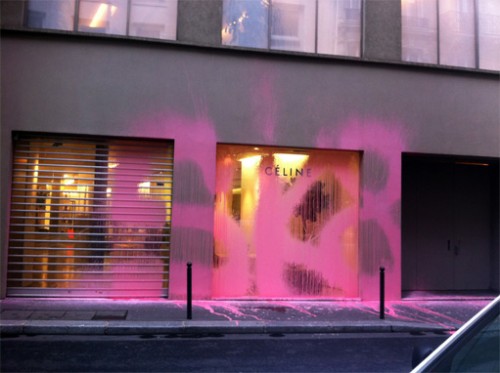Kidult s'attaque à Céline : Graffiti "SK8" sur la vitrine