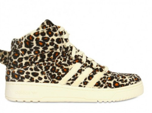 Des baskets Adidas Jeremy Scott avec une queue de léopard...