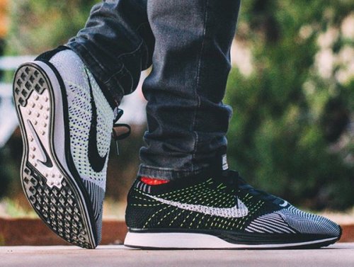 Gros plan sur la Nike Flyknit Racer 'Orca' Black White Neon