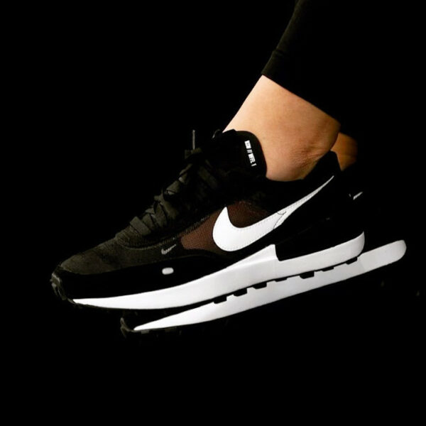 Que vaut la Nike Sacai LD Waffle One Trainer Black White DA7995-001