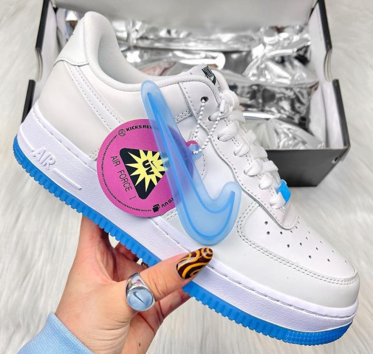 DA8301-101: que vaut la Nike W AF1 '07 LX UV Reactive Swoosh White Blue