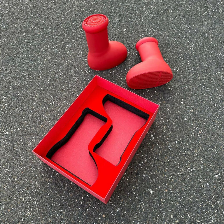 MSCHF x Big Red Boot Astro Le Petit Robot (ses grosses bottes rouges)