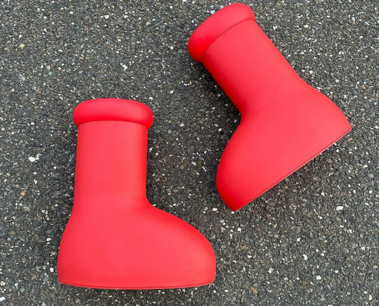 MSCHF x Big Red Boot Astro Le Petit Robot (ses grosses bottes rouges)