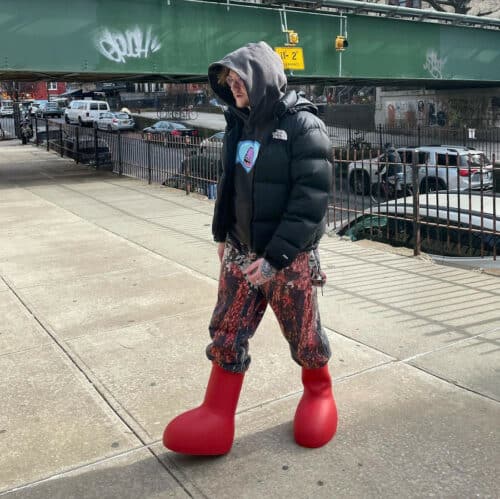 MSCHF x Big Red Boot Astro Le Petit Robot (ses grosses bottes rouges)